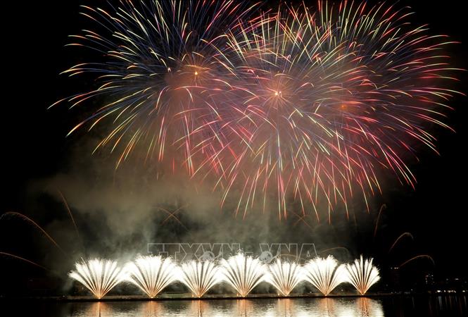 DIFF 2-26: Japan, Italy offer spectacular fireworks "feast" in rain ...