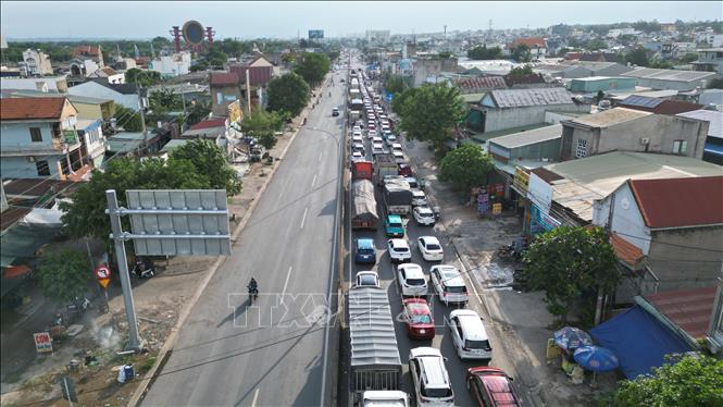 Hàng nghìn phương tiện chật vật di chuyển do ùn tắc kéo dài tại Đồng ...