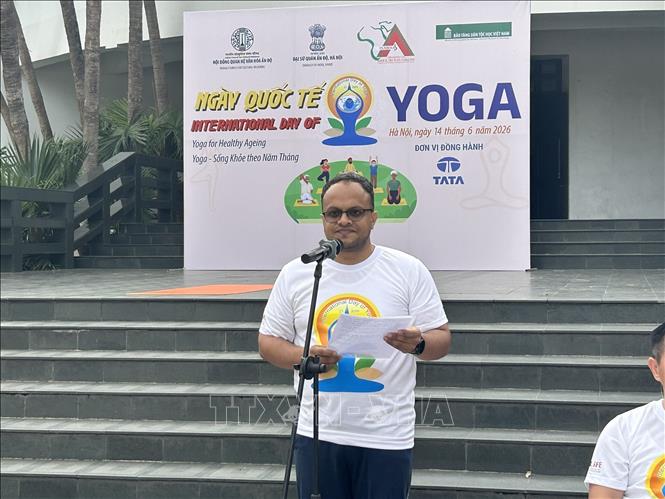 Mass yoga performance celebrates India – Vietnam cultural ties - VNA ...