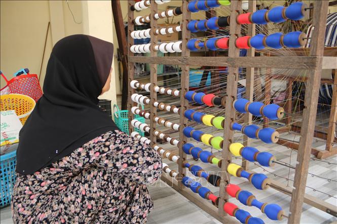 100-year-old traditional brocade weaving craft of Cham People in An ...