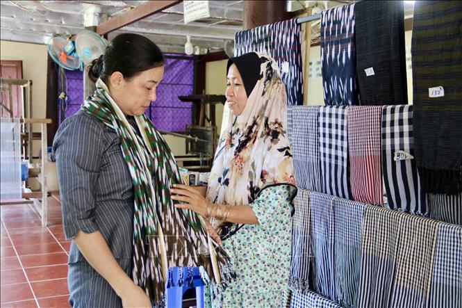 100-year-old traditional brocade weaving craft of Cham People in An ...