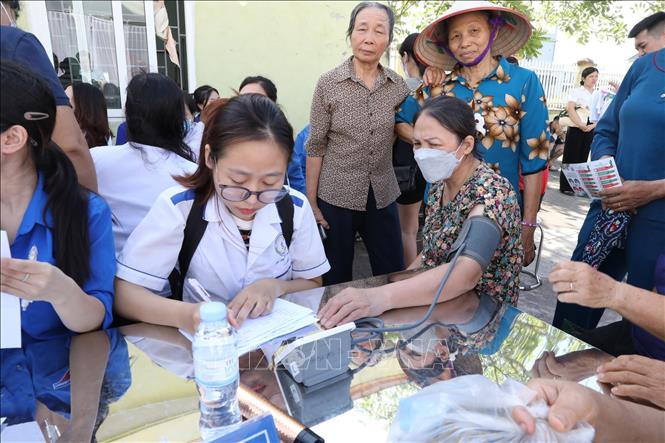 Ninh Bình: Khám bệnh và cấp thuốc miễn phí cho trên 600 người dân - Ảnh ...